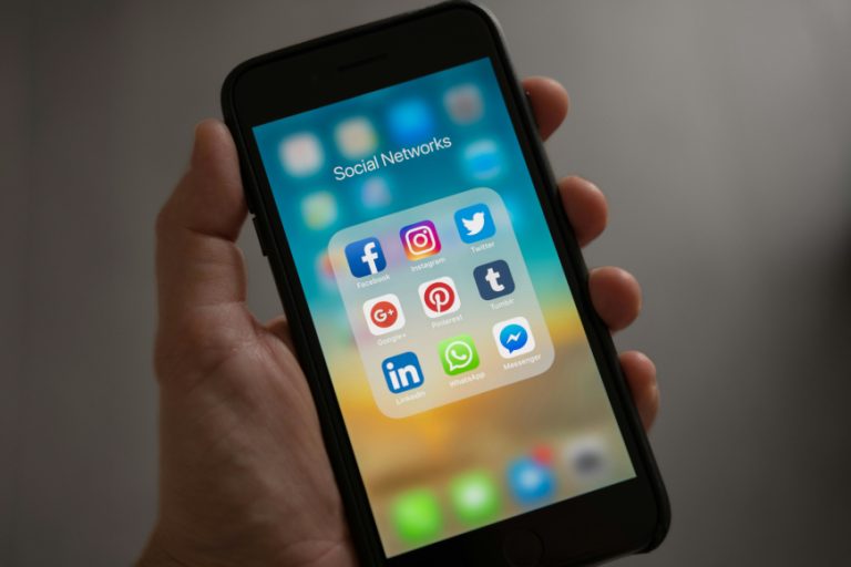 How Has Social Media Changed the English Language? | Oxford House Barcelona